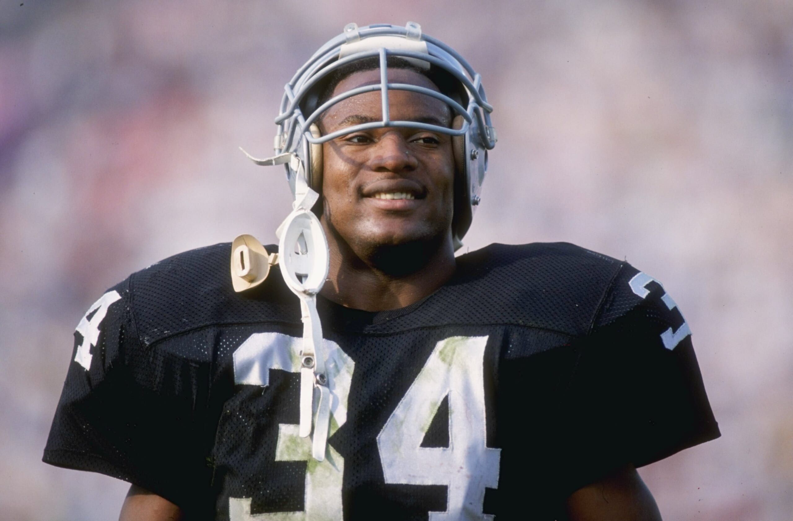 8 Bo Jackson Highlights That Prove He's the Greatest Athlete to Ever ...