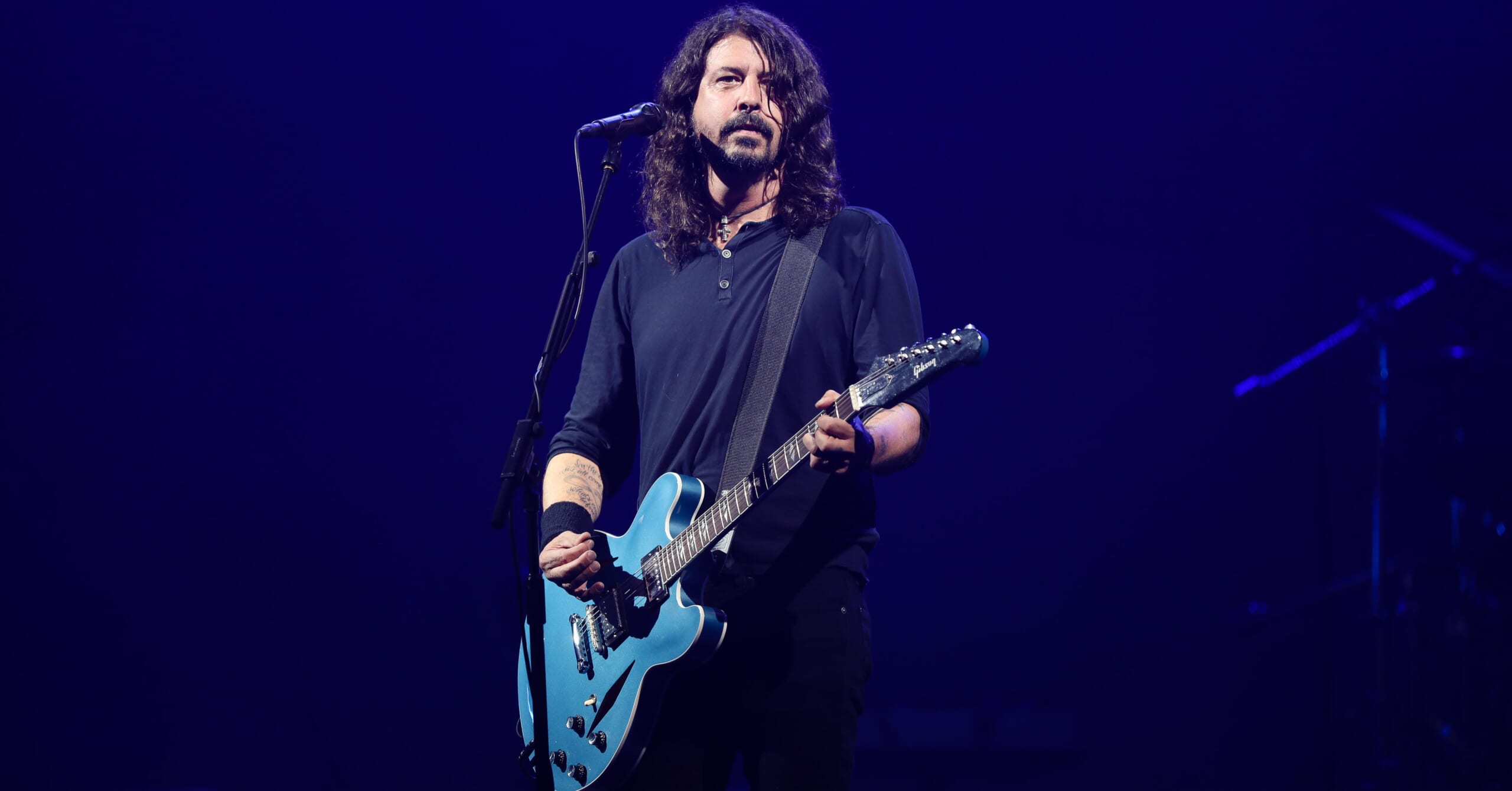 Video of Dave Grohl Stopping Foo Fighters Concert to Help Fan Goes ...