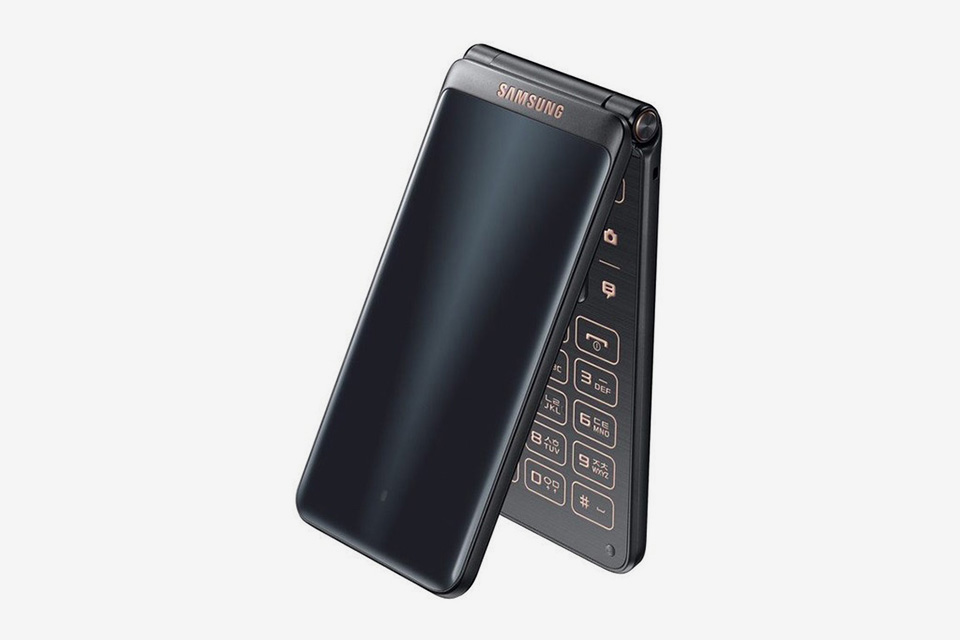 Samsung Just Dropped a Smart Flip Phone That Will Make Your Early 2000s ...