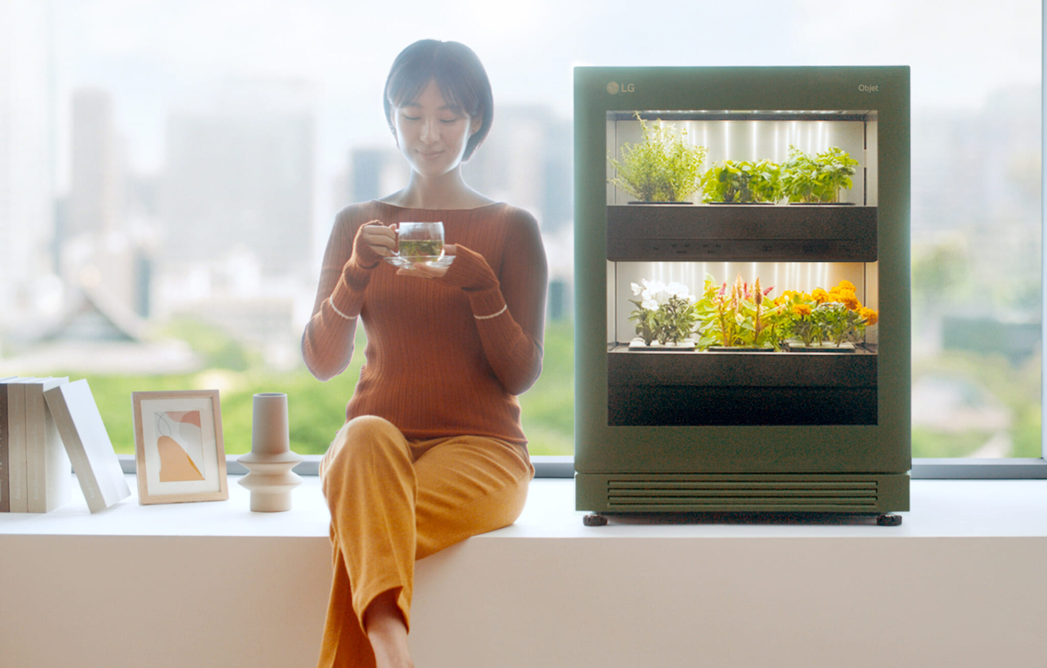 LG's Indoor Garden Appliance Grows Vegetables and Herbs All Year Round ...