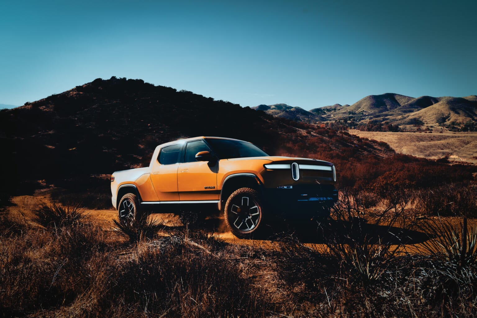 Watch A GMC Hummer EV Drag Race A Rivian R1T In Electric Truck Showdown ...