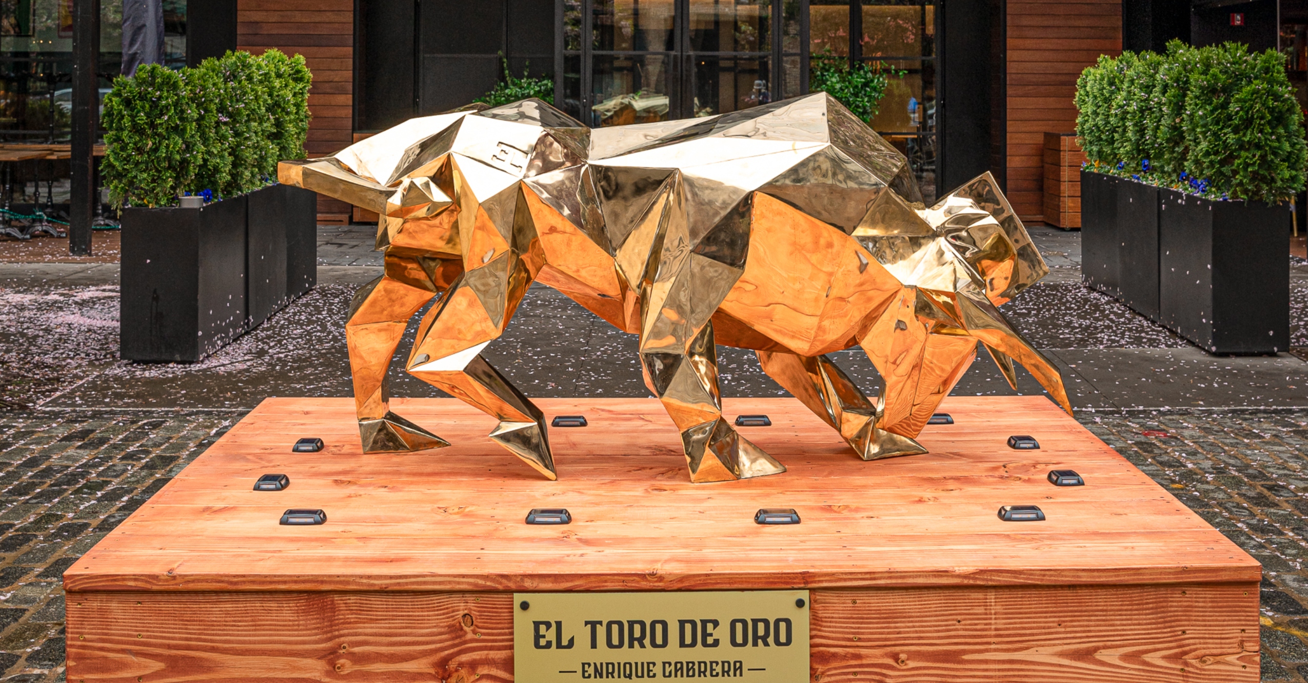 'El Toro De Oro' Is A $1 Million Bronze Bull Charging Into NYC's ...